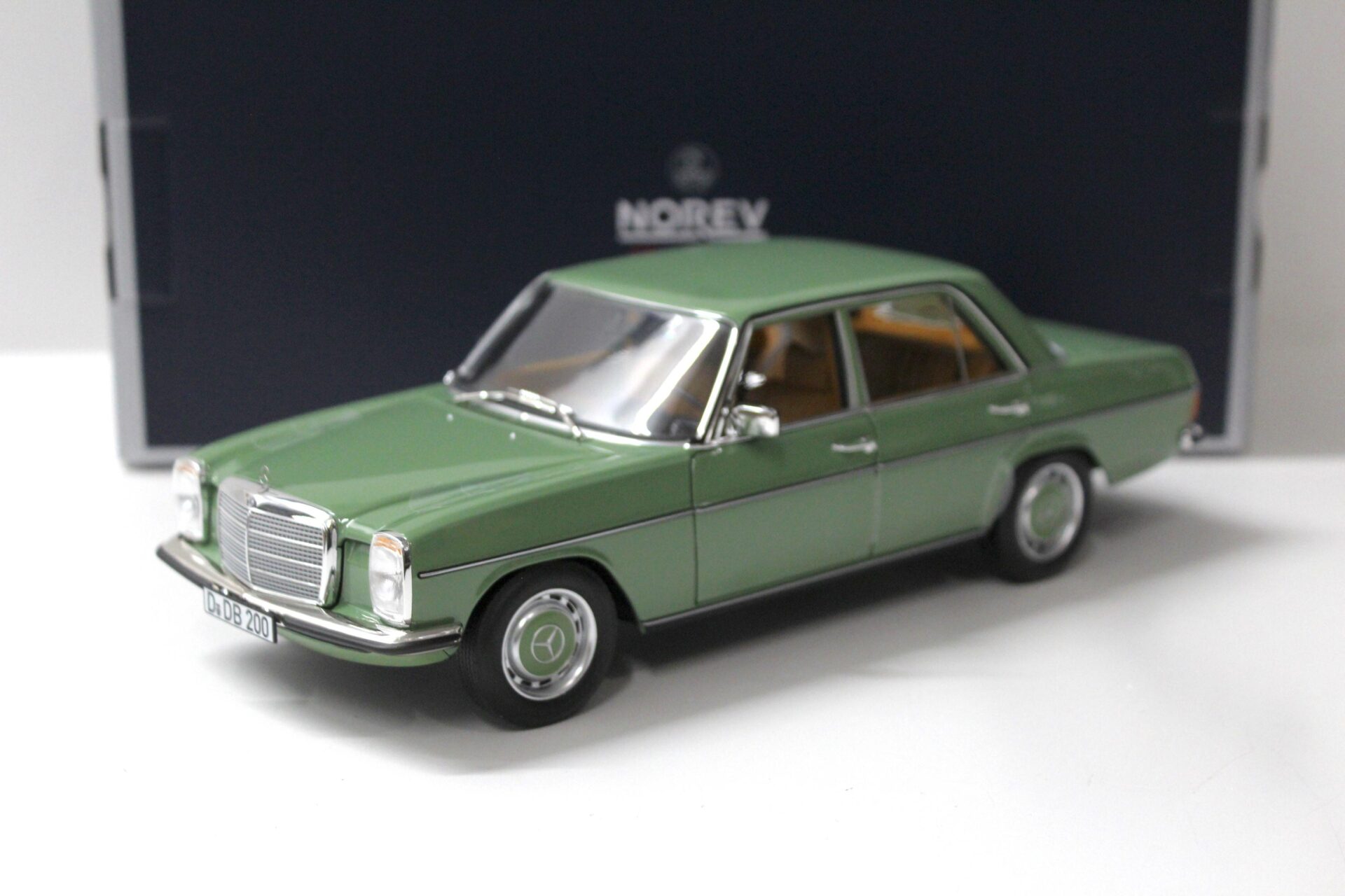 1:18 Norev Mercedes 200 Strich-Acht /8 W115 Limousine 2-Serie 1973 ...