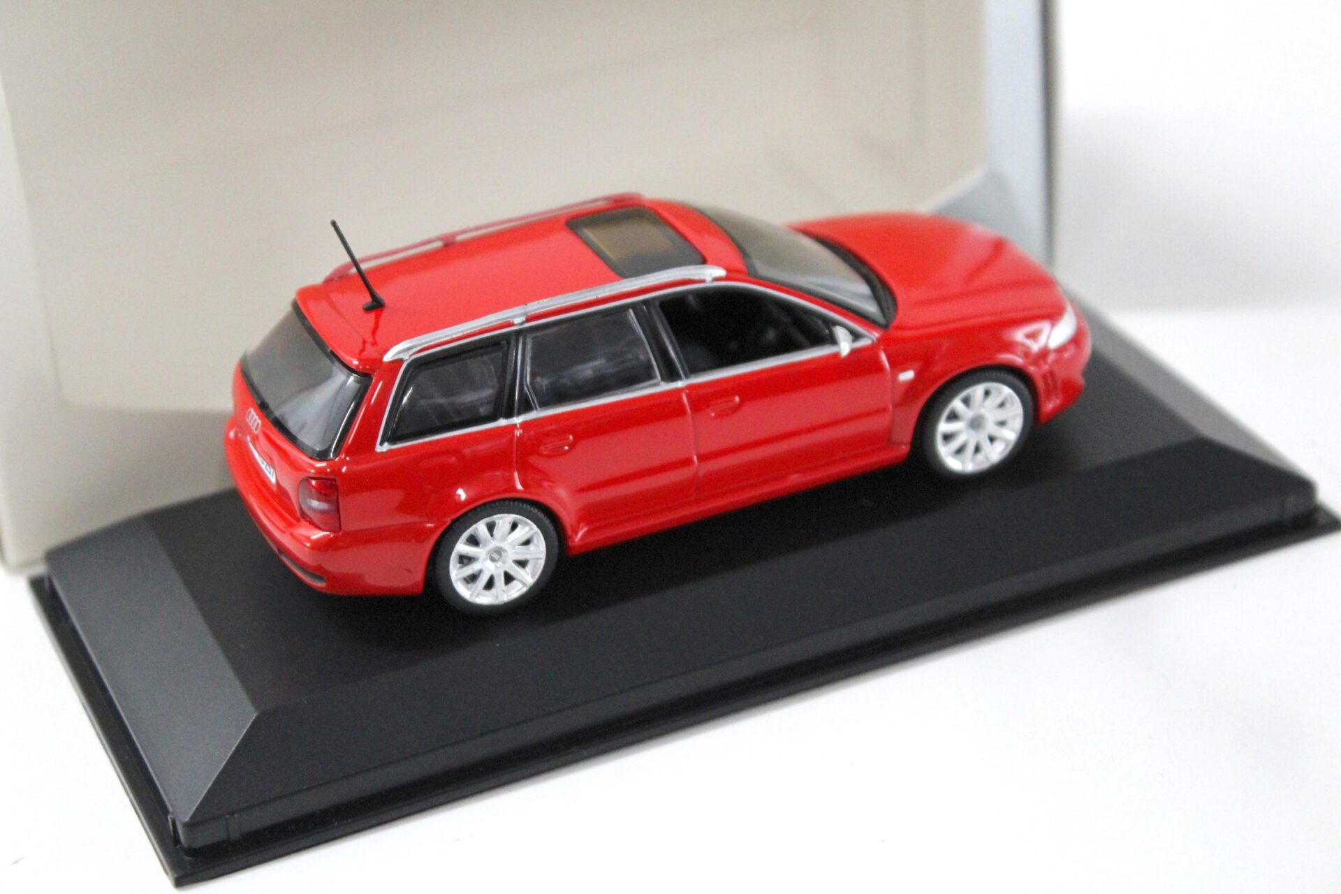 1:43 Minichamps Audi RS4 Avant B4 Misano red DEALER - Premium-Modelcars