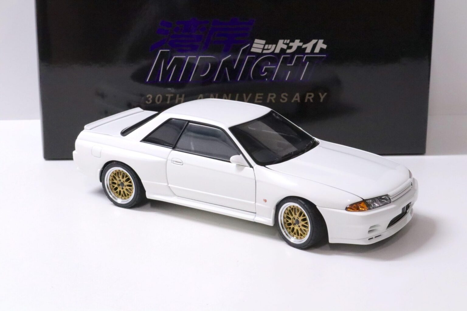 1:18 AUTOart Nissan Skyline GT-R R32 WANGAN MIDNIGHT „Reina“ white 30th ...