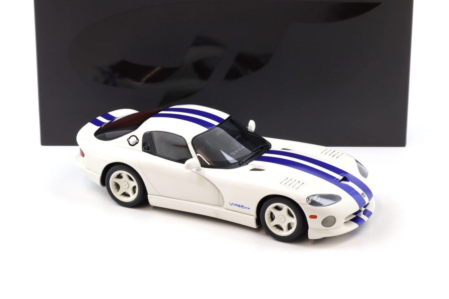 1:18 GT Spirit GT940 Dodge Viper GTS Coupe Stone white/ blue stripes ...
