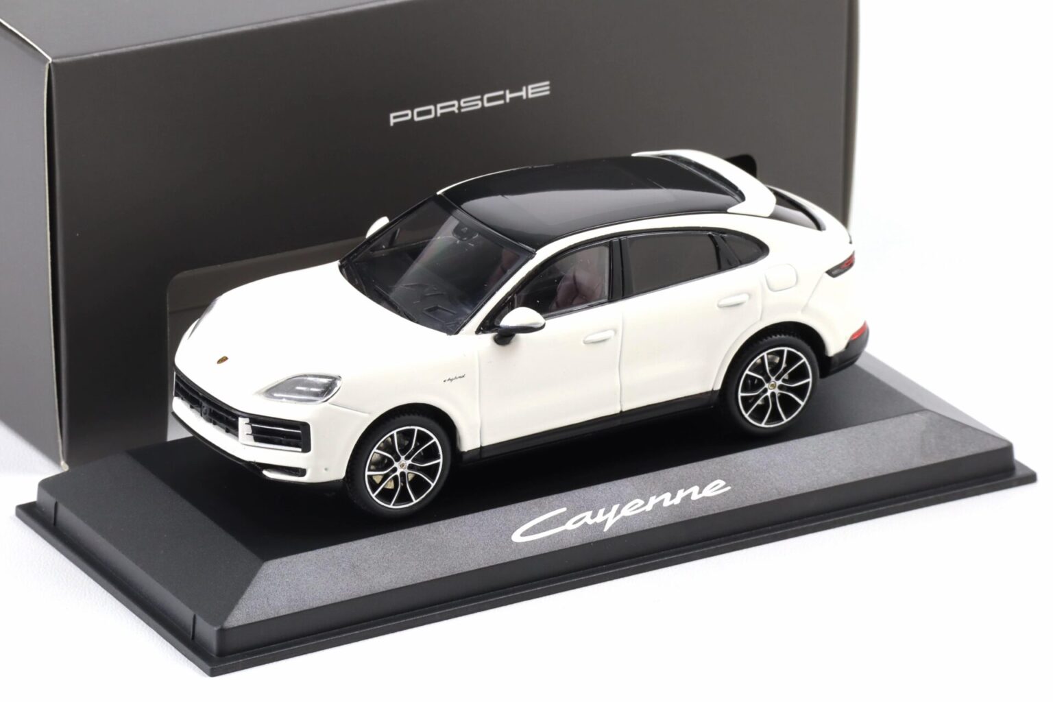 1:43 Solido Porsche Cayenne E-Hybrid Coupe (E3 II) Carrera white WAP ...