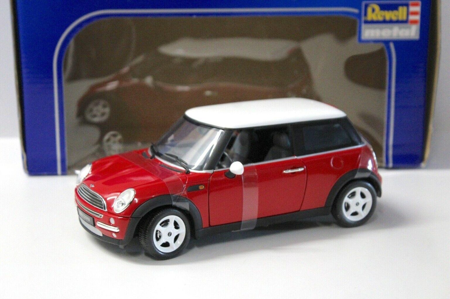 1:18 Revell Mini Cooper red/ white roof – Premium-Modelcars