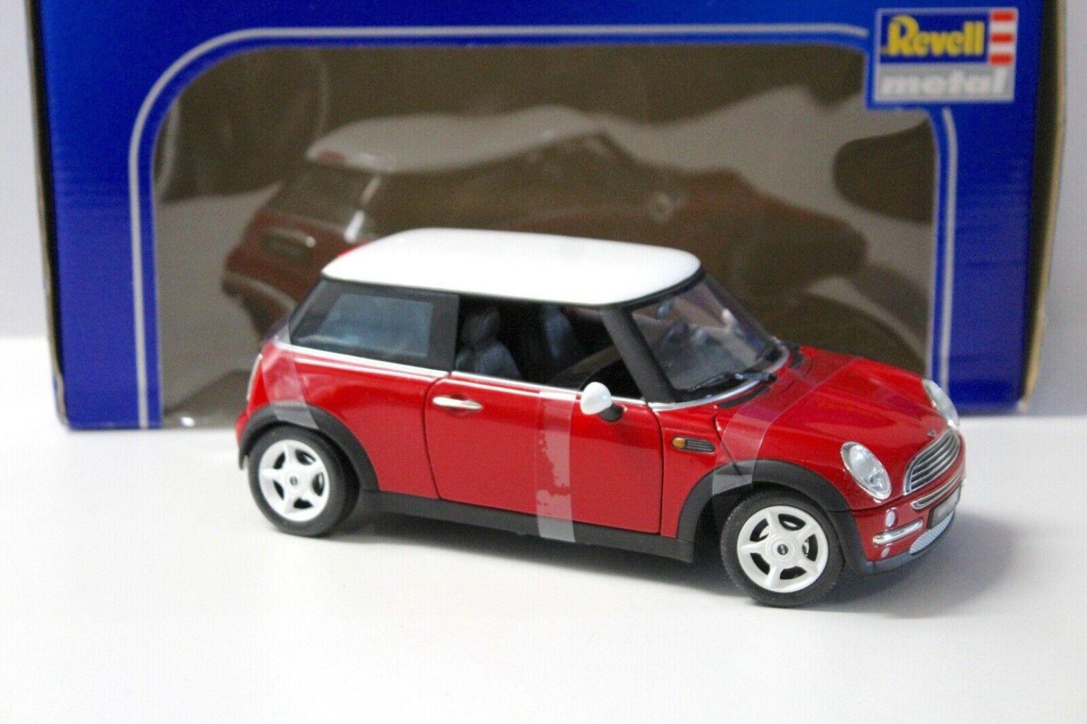 1:18 Revell Mini Cooper red/ white roof – Premium-Modelcars