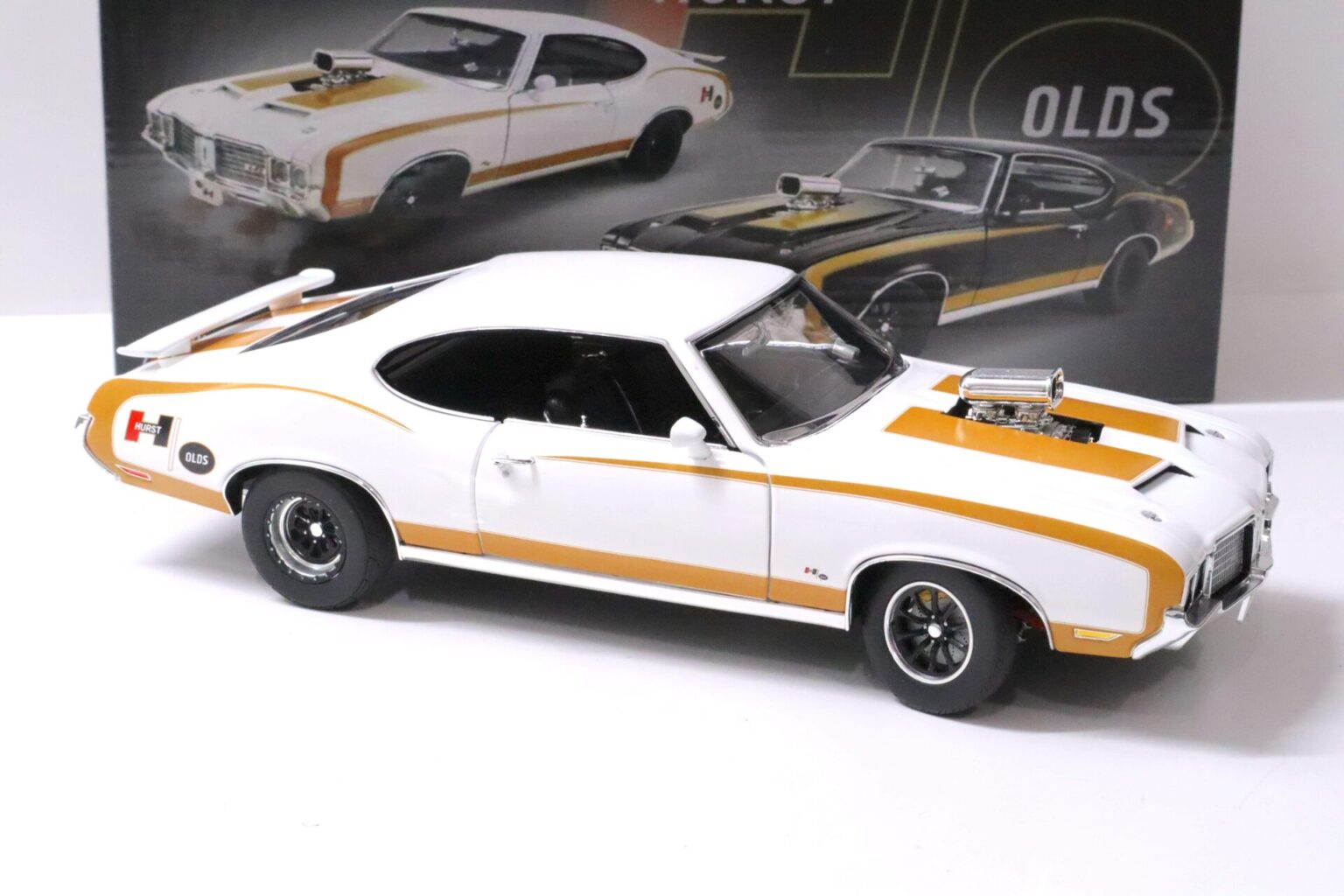 1:18 ACME 1972 Oldsmobile 442 Coupe HURST Drag Outlaw white/ gold ...