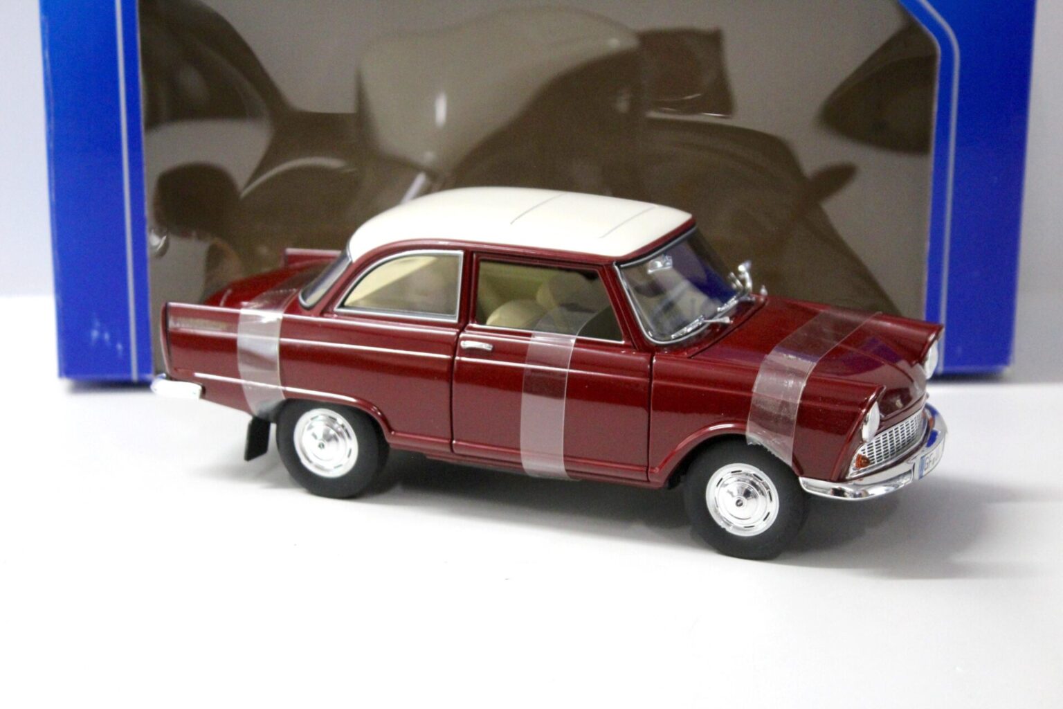 1:18 Revell DKW Junior dark red/ white roof – Premium-Modelcars