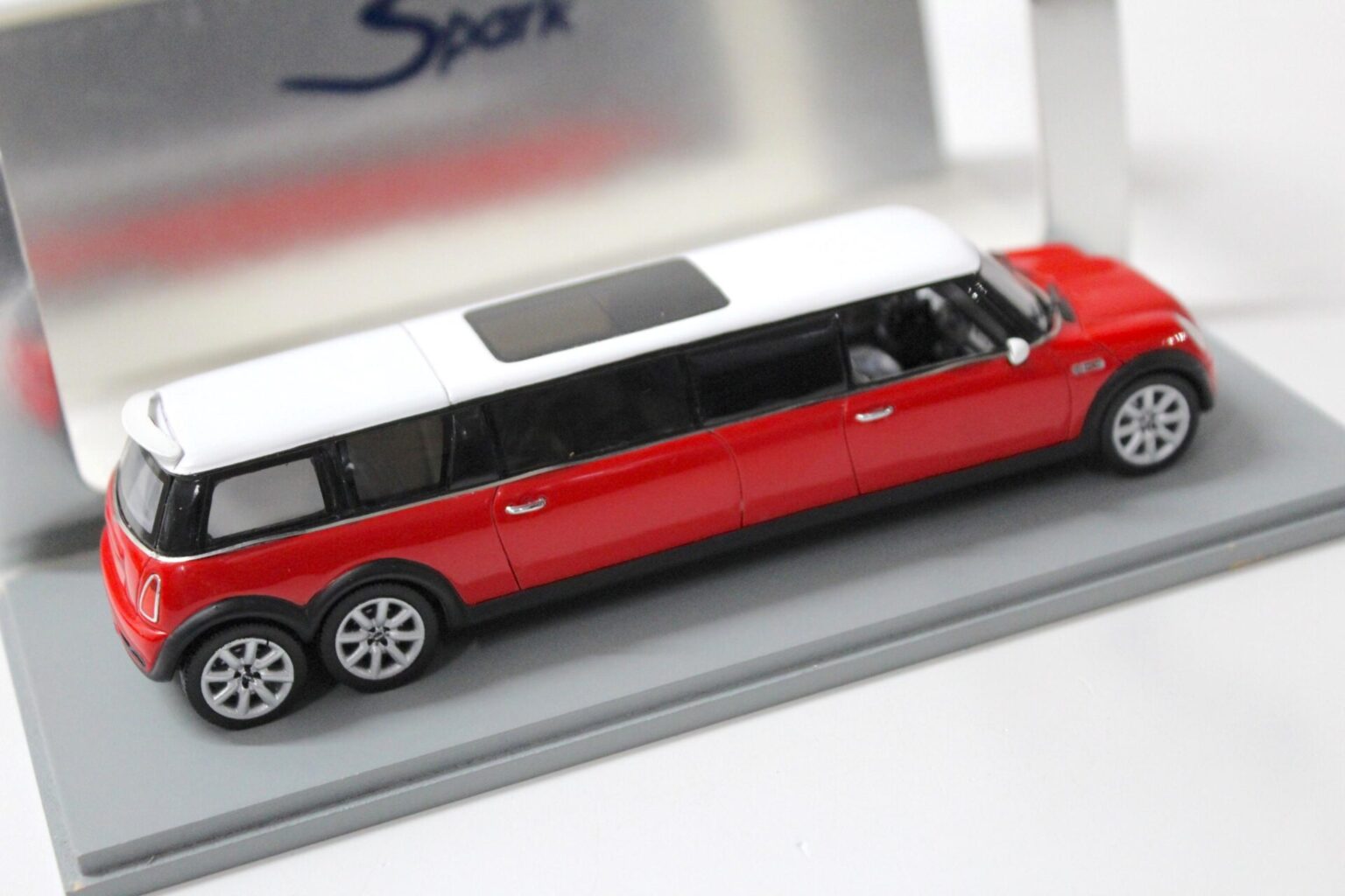1:43 Spark Mini Cooper Mini XXL Limousine 2004 red/ white roof ...
