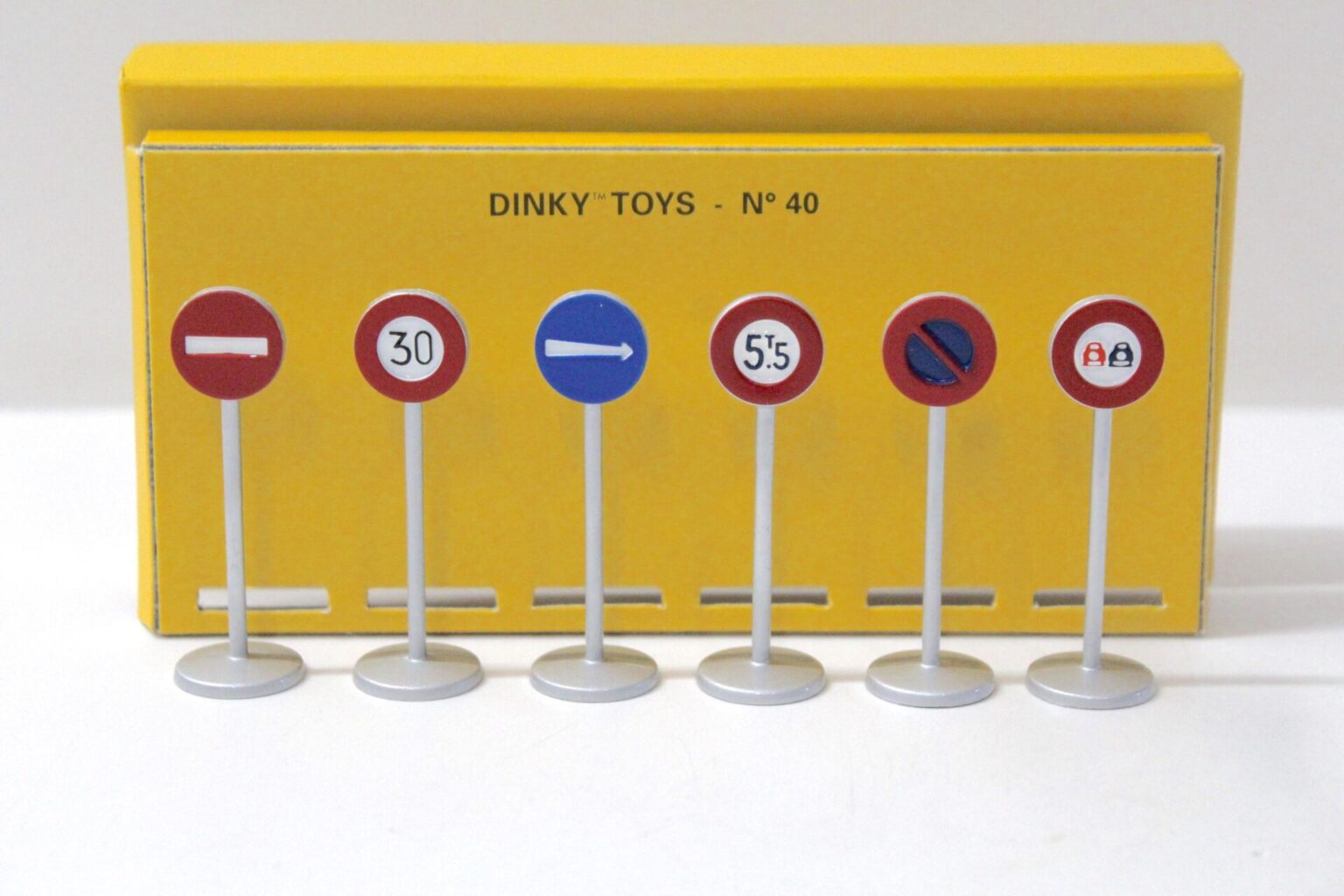1:43 Dinky Toys Schilder Verkehrszeichen Road signs Panneaux de ...