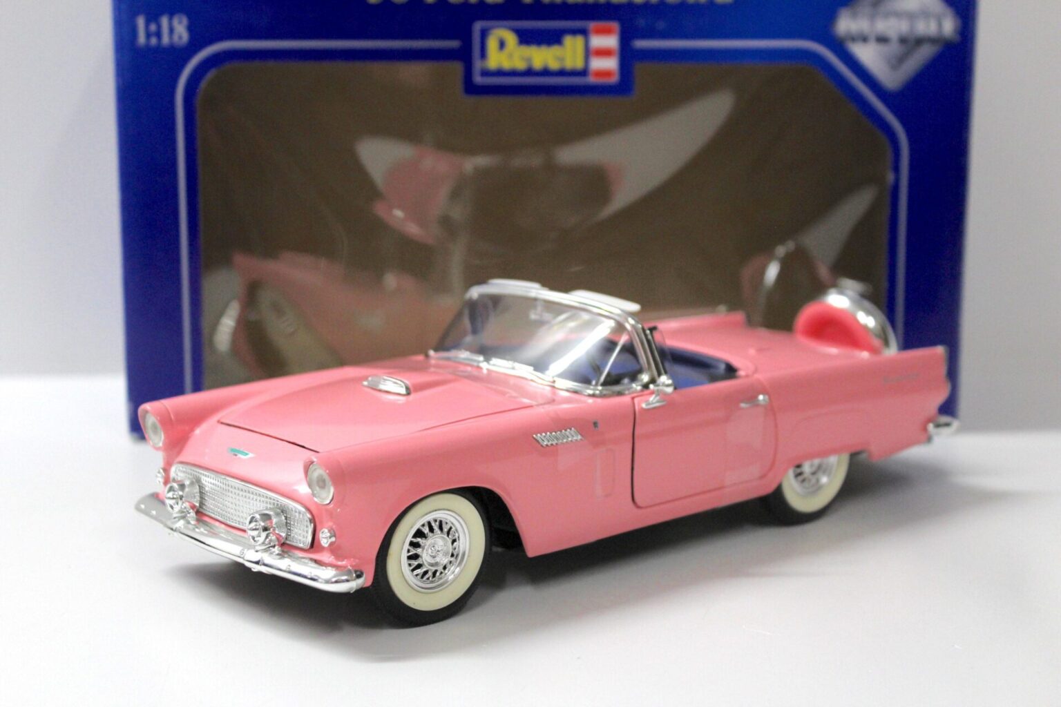 1:18 Revell Ford Thunderbird Convertible pink 1956 – Premium-Modelcars