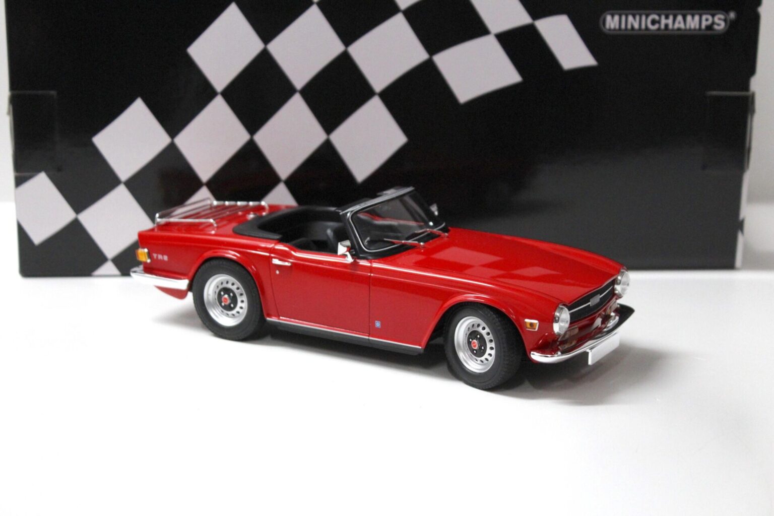 1:18 Minichamps Triumph TR6 Roadster 1969 RHD red – Premium-Modelcars